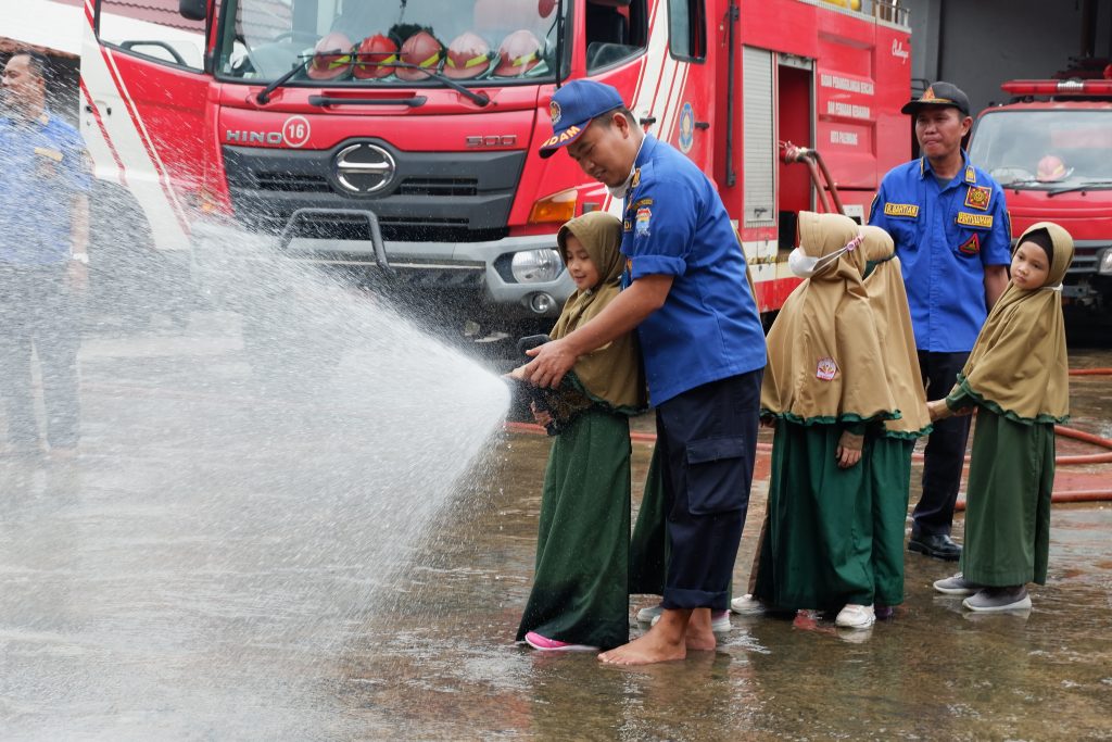 Petugas Pemadam Kebakaran Cilik SD YBIS – Yaa Bunayya Islamic School