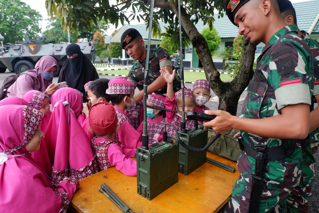 Anak-Anak TK YBIS Menyerbu Markas TNI – Yaa Bunayya Islamic School