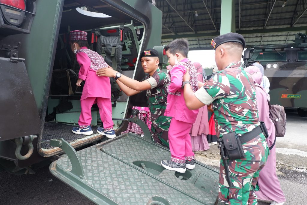 Anak-Anak TK YBIS Menyerbu Markas TNI – Yaa Bunayya Islamic School