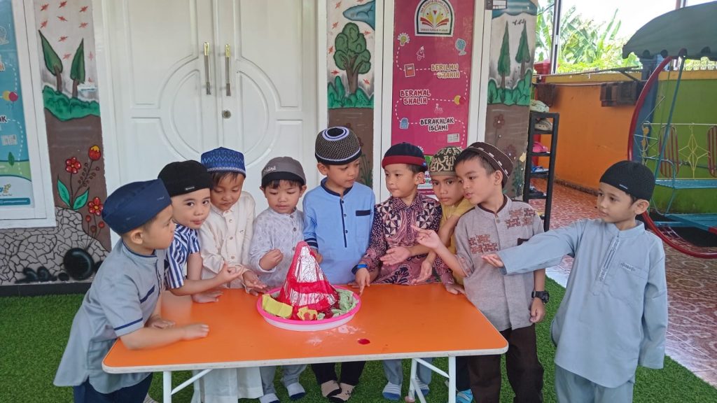 MENUMBUHKAN ADAB PADA USIA DINI – Yaa Bunayya Islamic School